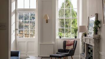 Apartamento, Vista para a cidade | Sala de estar | TV de ecrã plano