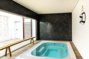 Sauna, banheira de hidromassagem, banho turco, massagens 