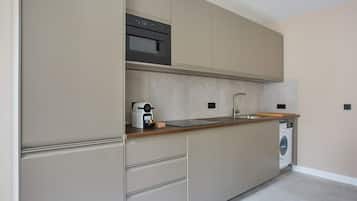 Apartamento | Cozinha privada | Um frigorífico, um micro-ondas, uma placa de cozinha