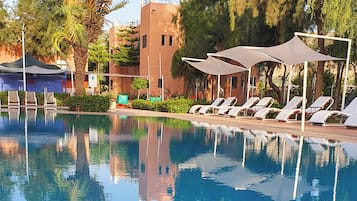 Piscina externa, funciona das 10h às 20h, espreguiçadeiras
