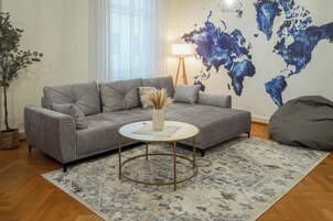 Apartamento de Luxo em Condomínio Fechado, 3 quartos | Sala de estar | Smart TV de 42 polegadas com canais digitais, Netflix 