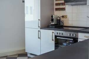 Apartamento de Luxo em Condomínio Fechado, 3 quartos | Cozinha privada | Um frigorífico/congelador grande, um micro-ondas, um forno 
