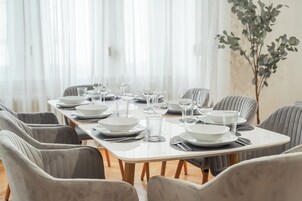 Apartamento de Luxo em Condomínio Fechado, 3 quartos | Refeições no quarto