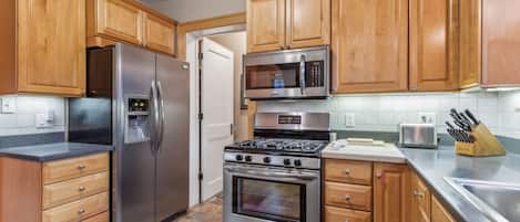 Casa, 3 quartos | Cozinha privada | Um frigorífico, um forno, uma cafeteira/bule