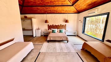 Chalé família, varanda coberta | 1 quarto, frigobar, cofres nos quartos, Wi-Fi de cortesia