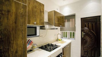 Apartamento Económico, varanda, Vista para a cidade | Cozinha privada | Um frigorífico, um micro-ondas, um forno, uma placa de cozinha