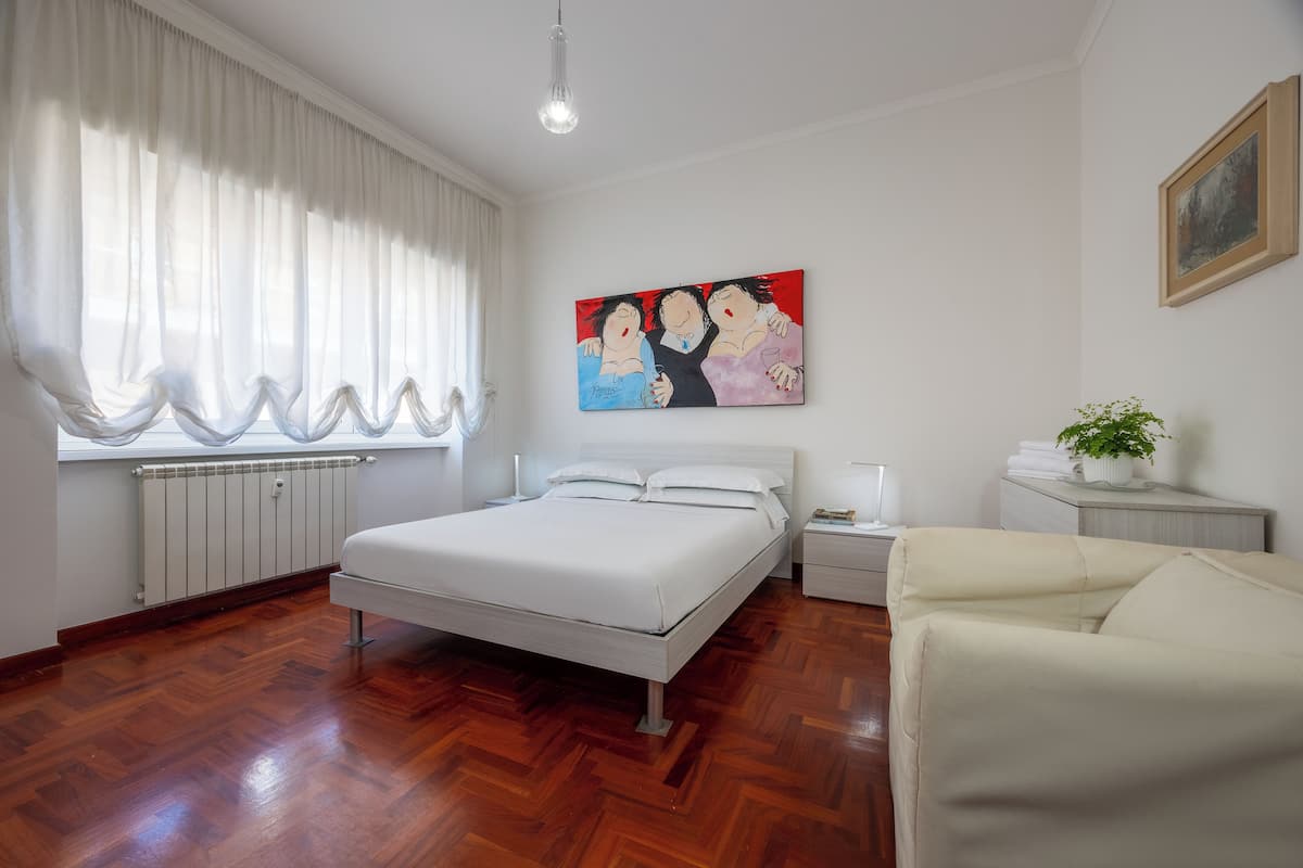 Quarto Triplo Deluxe, Vista para a cidade | Secretária, ferro/tábua de engomar, Wi-fi grátis
