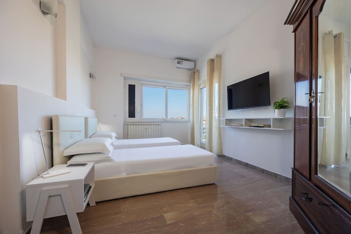 Quarto Duplo Superior, Vista para a cidade | Secretária, ferro/tábua de engomar, Wi-fi grátis