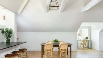 Suite-Estúdio de Luxo, vista para a montanha | Refeições no quarto