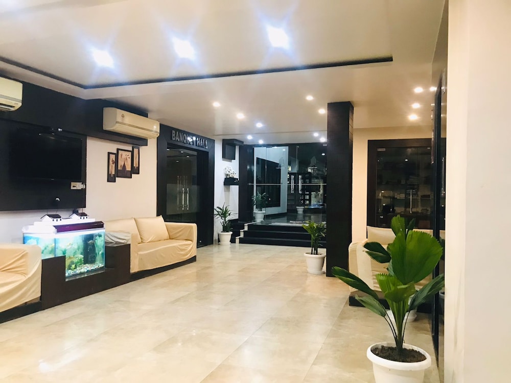 Hotel Park Plaza Varanasi - Varanasi