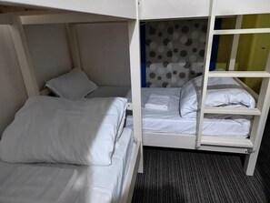 Dormitório compartilhado conforto, somente para homens, vista para a cidade | Espaço de trabalho para notebook, cortinas blackout