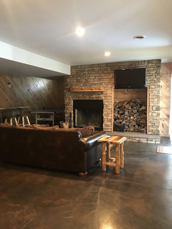 Adirondack Retreat! Spacious 4-bedroom Cabin In Old Forge, Ny - Old Forge, NY