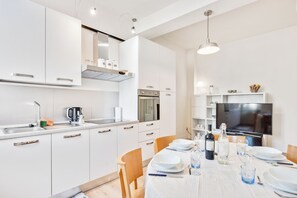 Apartamento Comfort, varanda, vista para o jardim | Minibar, com mobília individualizada, secretária 