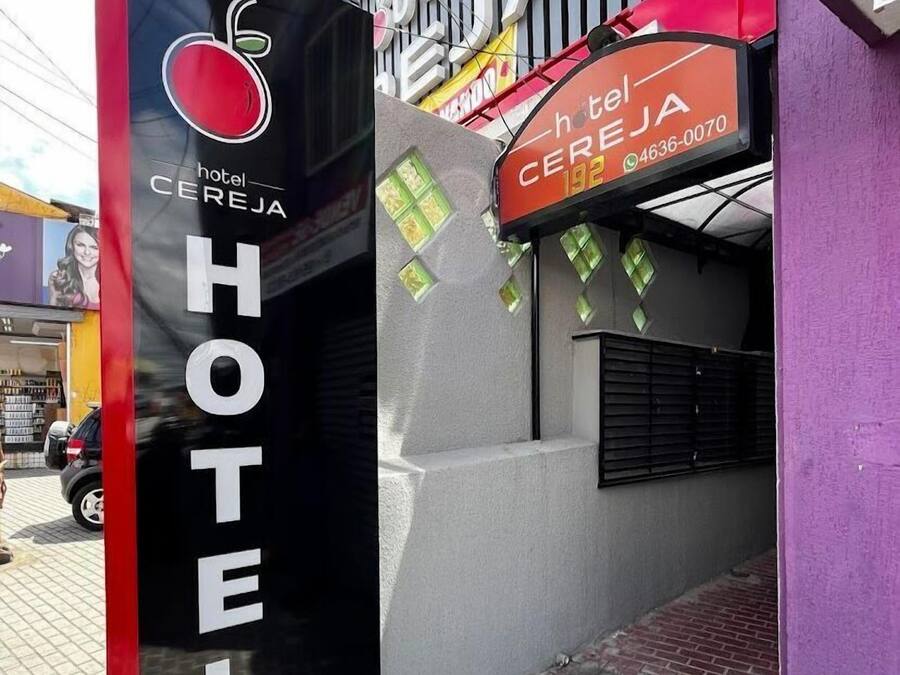 Placa de hotel com o logotipo de cereja e o nome 'Hotel Cereja'.