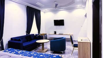 Quarto Duplo Deluxe, 1 cama king-size, não fumadores | Sala de estar | Smart TV de 48 polegadas com canais digitais