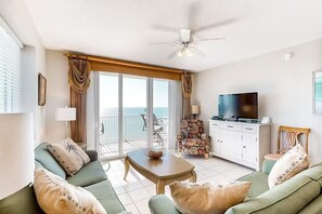 Apartamento em Condomínio Fechado, várias camas (Majestic Sun 1001A) | Sala de estar | Televisor 
