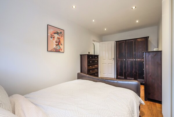 Sleek 2b/1b Retreat In Lindley, Huddersfield - Huddersfield