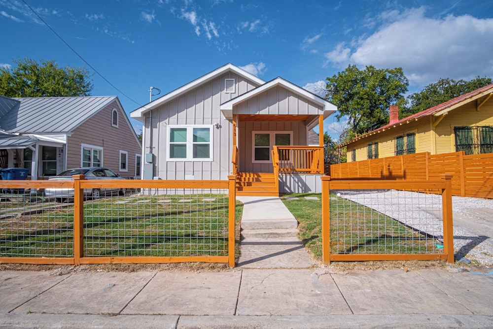 Lovely & Charming 4br/2.5ba Near Downtown's Prime - San Antonio, TX