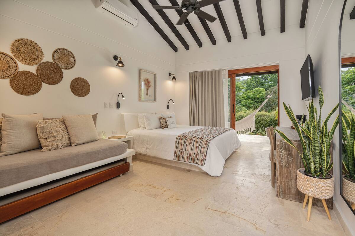 Quarto quádruplo luxo | Frigobar (abastecido com itens grátis), cofres nos quartos, escrivaninha