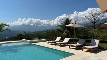 Piscina exterior, guarda-sóis, espreguiçadeiras