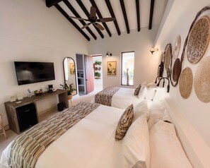 Quarto Quádruplo, 2 camas de casal | 1 quarto, minibar grátis, cofre com capacidade para portátil