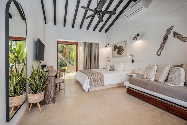 Quarto Quádruplo Deluxe | Minibar grátis, cofre com capacidade para portátil, secretária