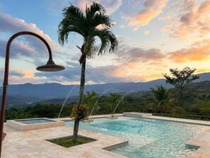 Piscina externa, guarda-sóis, espreguiçadeiras