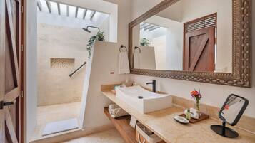 Quarto Familiar | Casa de banho | Um polibã, um secador de cabelo, chinelos, toalhas fornecidas