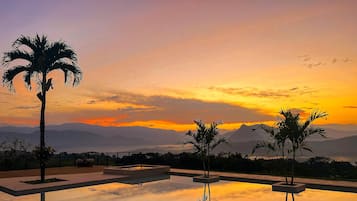 Piscina exterior, guarda-sóis, espreguiçadeiras