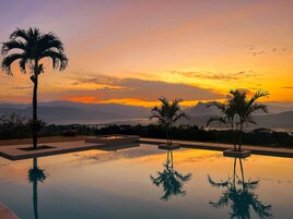 Piscina externa, funciona das 9h às 20h, guarda-sóis, espreguiçadeiras