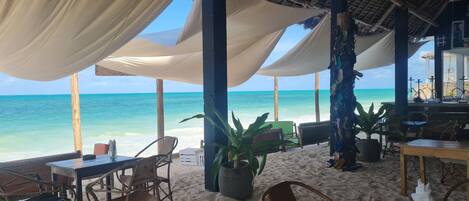 Pequenos-almoços, almoços, jantares servidos, com vista para a praia