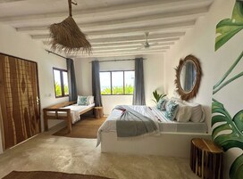 Quarto Triplo Deluxe, vista para a praia | Cofre no quarto, com decoração personalizada