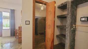 Quarto Duplo Deluxe, vista para o mar | Casa de banho | Um polibã, um bidé, toalhas fornecidas, sabão