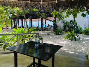 Quarto quádruplo básico, vista para o mar | Terraço/pátio