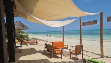 Pequenos-almoços, almoços, jantares servidos, com vista para a praia