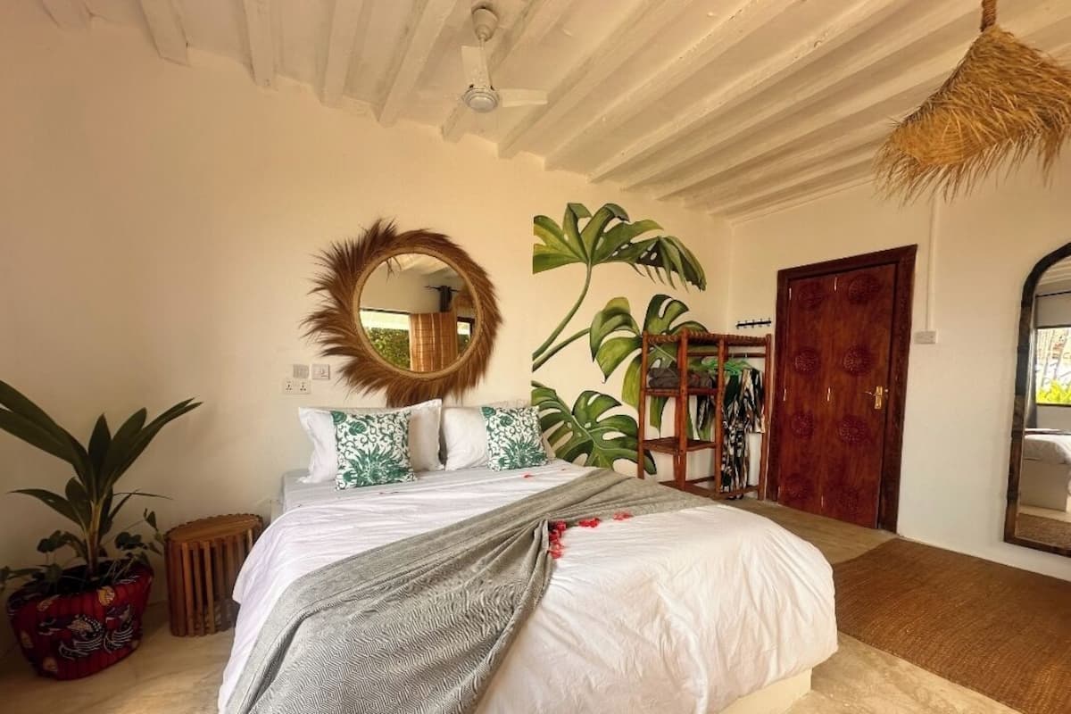 Quarto Triplo Deluxe, vista para a praia | Cofre no quarto, com decoração personalizada