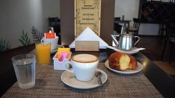 CafĂ© da manhĂŁ cantonĂȘs grĂĄtis todos os dias