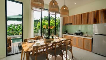 Villa, varanda, vista para a piscina | Sala de jantar