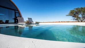 Piscina exterior, guarda-sóis, espreguiçadeiras