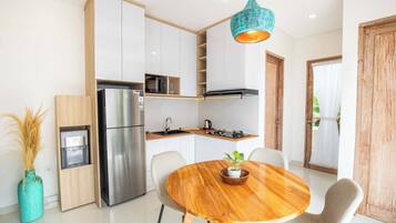 Vila família, 2 quartos, piscina particular, vista para a piscina | Sala de jantar