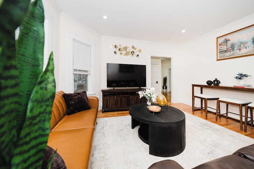 Stylish 4 Bedroom Townhouse In Boston, Walkable To Train, Quiet & Safe Area - Quincy, MA