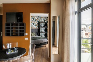 Apartamento Comfort, varanda, Vista para a cidade | Sala de estar | Televisor