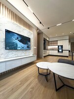 Apartamento, sacada | Área de estar | TV de tela plana 32 polegadas com canais a cabo