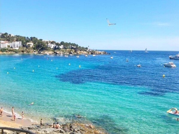 HORIZONTE AZUL. Frente al mar en la Playa de la Almadraba – Roses ...