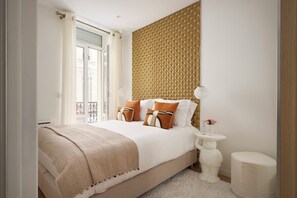 Apartamento Deluxe, varanda, Vista para a cidade (Suite Turquoise) | 1 quarto, roupa de alta qualidade, camas de colchão viscoelástico 