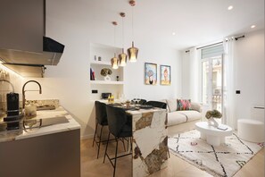 Apartamento Deluxe, varanda, Vista para a cidade (Suite Opale) | Sala de estar | TV de ecrã plano 