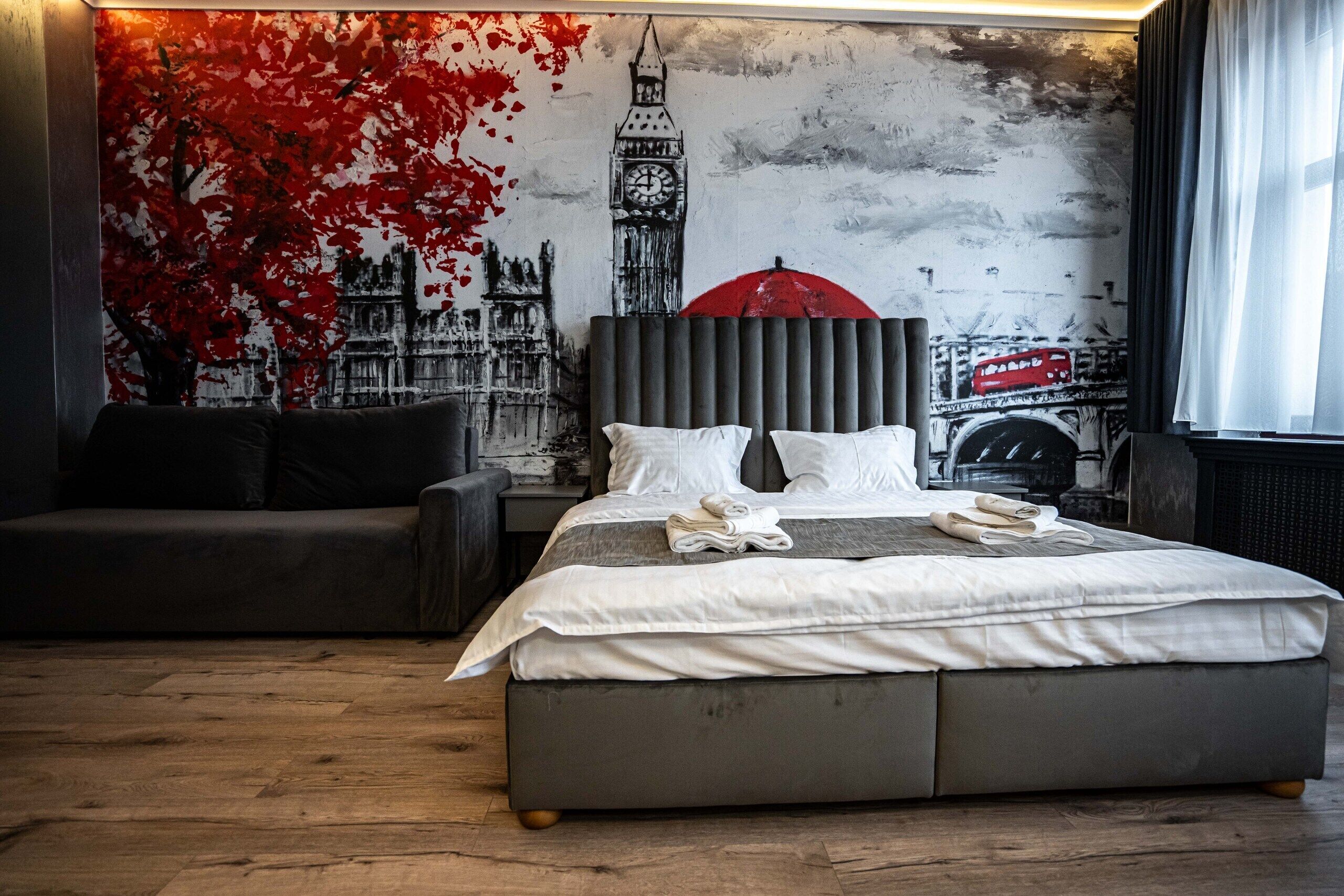 Quarto Triplo Deluxe, pátio | Roupa de alta qualidade, camas de colchão Tempur-Pedic, secretária 