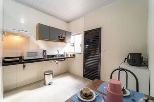 Frigobar, micro-ondas, fogão, cooktop