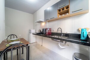 Apartamento | Cozinha privada | Frigobar, micro-ondas, fogão, cooktop