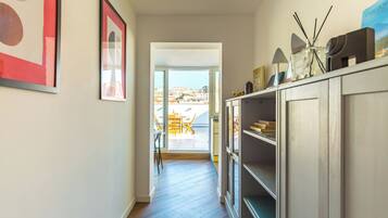 Apartamento, 2 quartos, vista para o mar, de frente para o mar | Cozinha privada | Geladeira grande, micro-ondas, fogão, cooktop